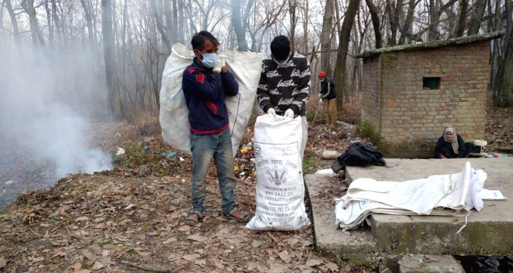 'Gold diggers' of Kashmir's Sadiwara have plastic in their hands