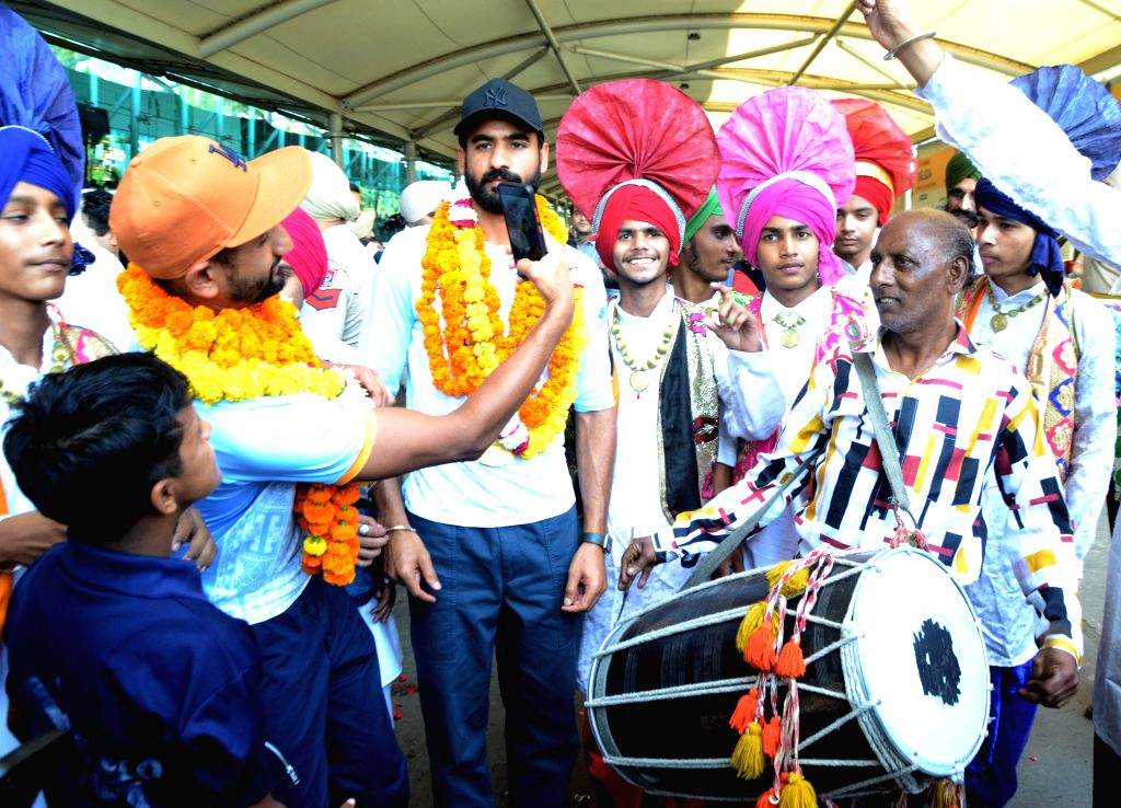 Gold medal-winning Indian Hockey team players welcomed upon their ...