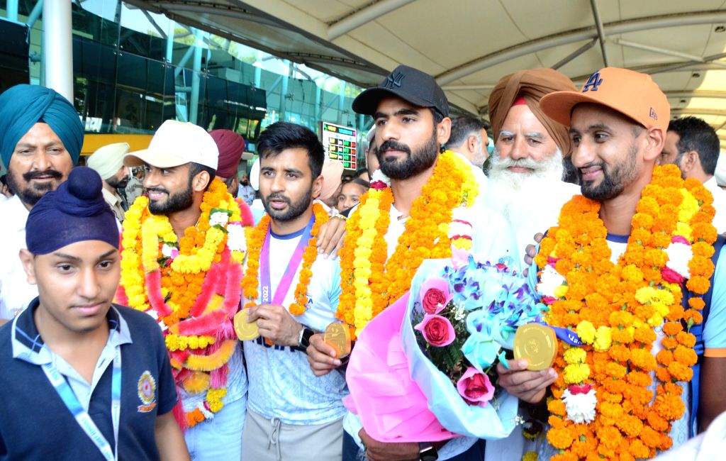 Gold medal-winning Indian Hockey team players welcomed upon their ...