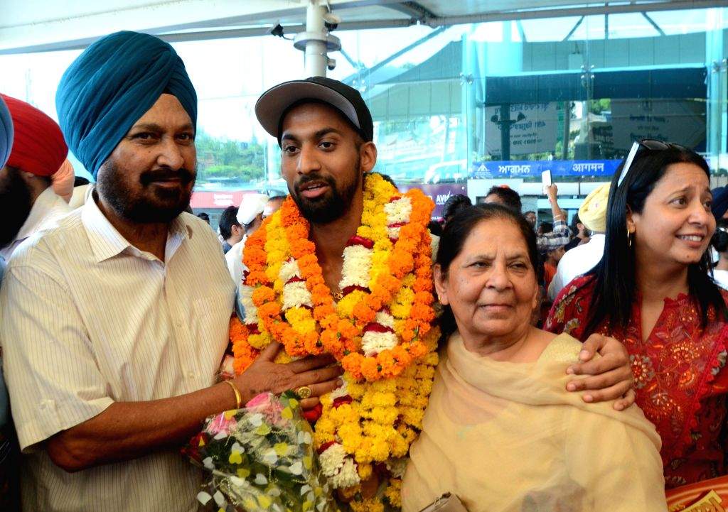 Gold medal-winning Indian Hockey team players welcomed upon their ...