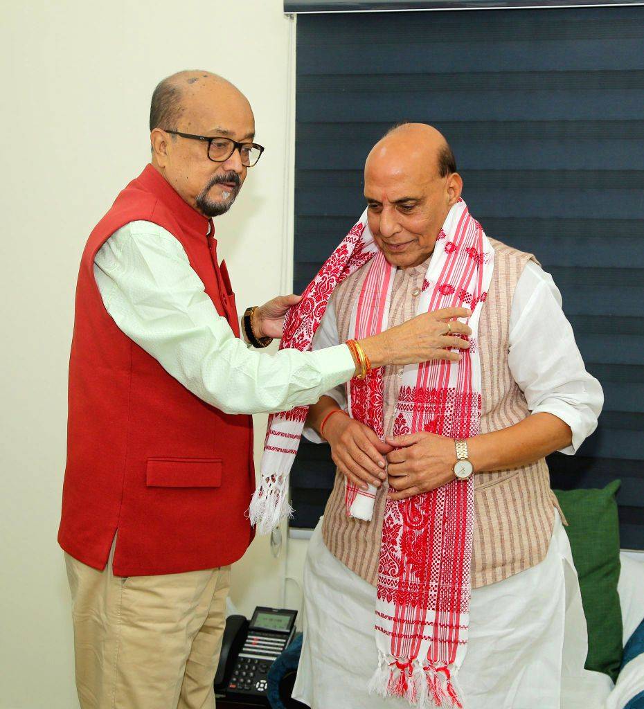 Governor of Chattisgarh Ramen Deka calls on Defence Minister Rajnath Singh