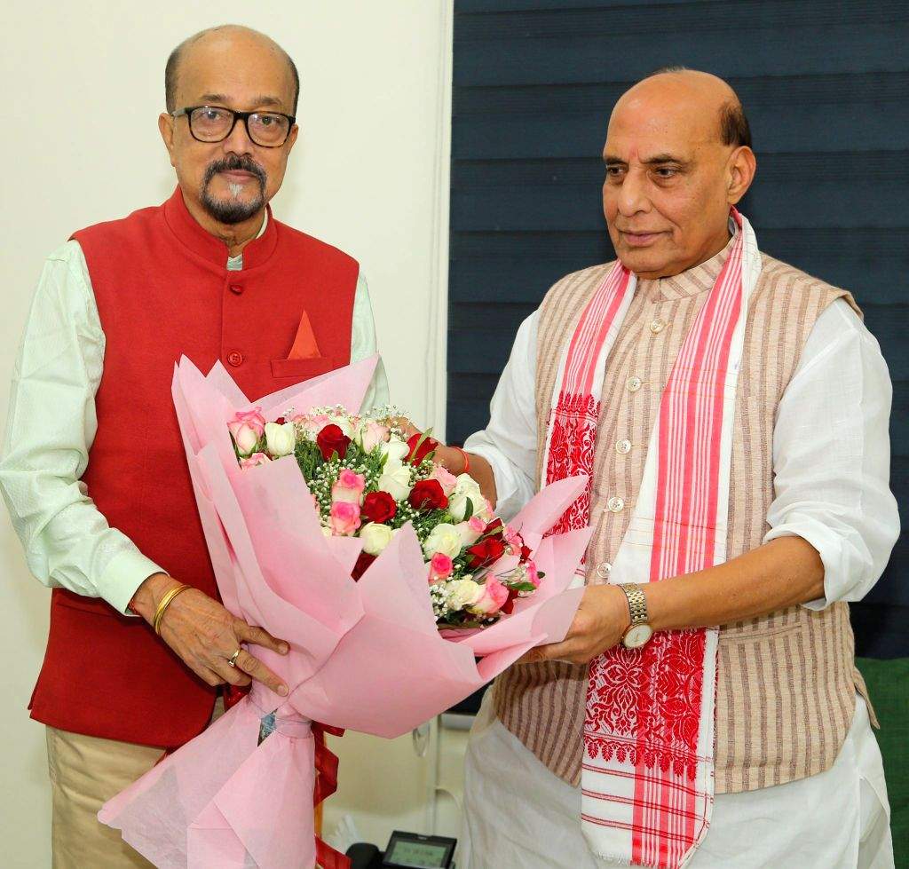 Governor of Chattisgarh Ramen Deka calls on Defence Minister Rajnath Singh