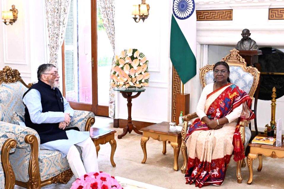 Governor of Jharkhand Santosh Kumar Gangwar meets President Droupadi Murmu