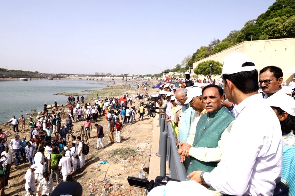 Free Photo: Thousands partake in clean Sabarmati campaign