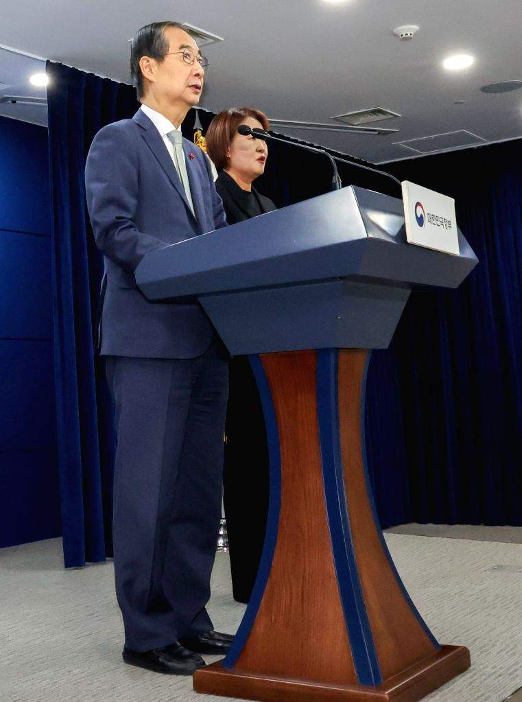 Han Duck-soo delivers a statement to the public