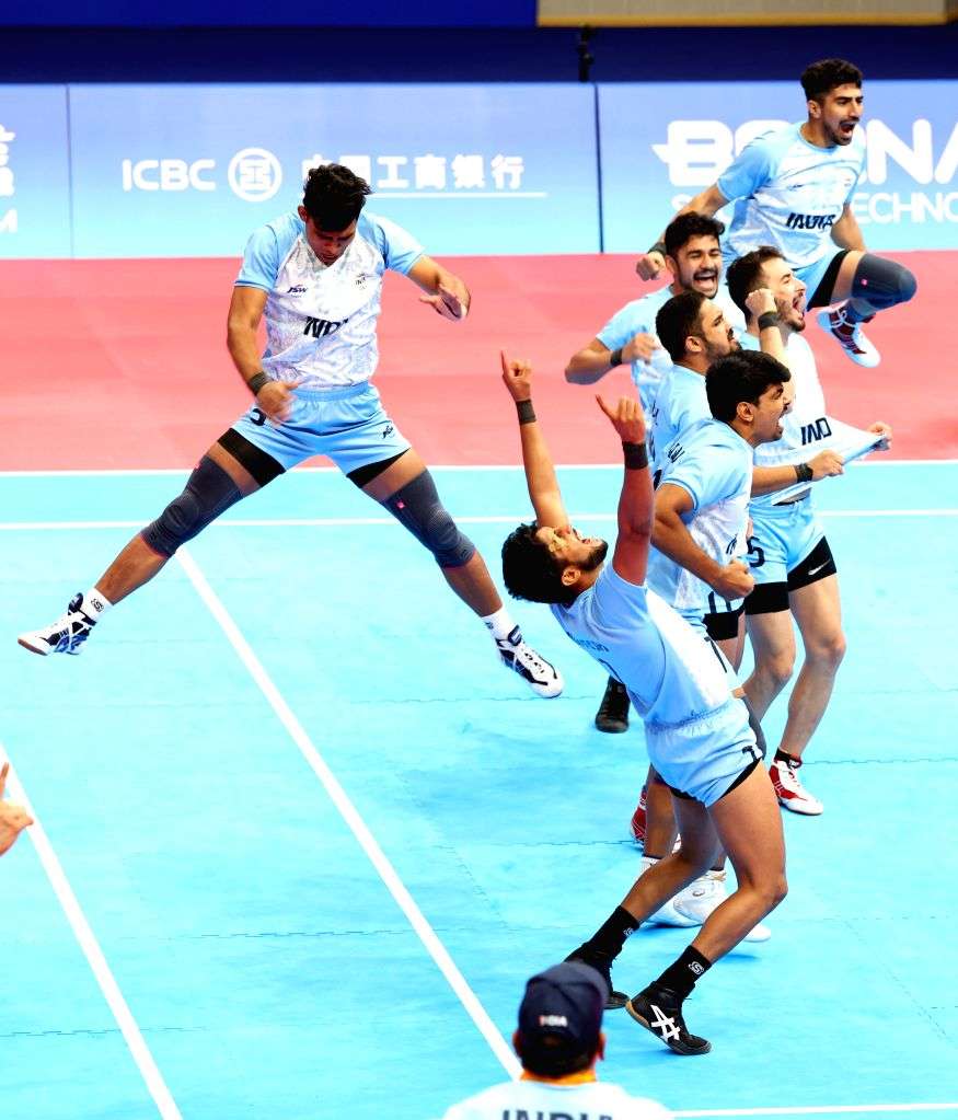 Hangzhou : Indian players celebrate after winning gold medal in Kabaddi ...