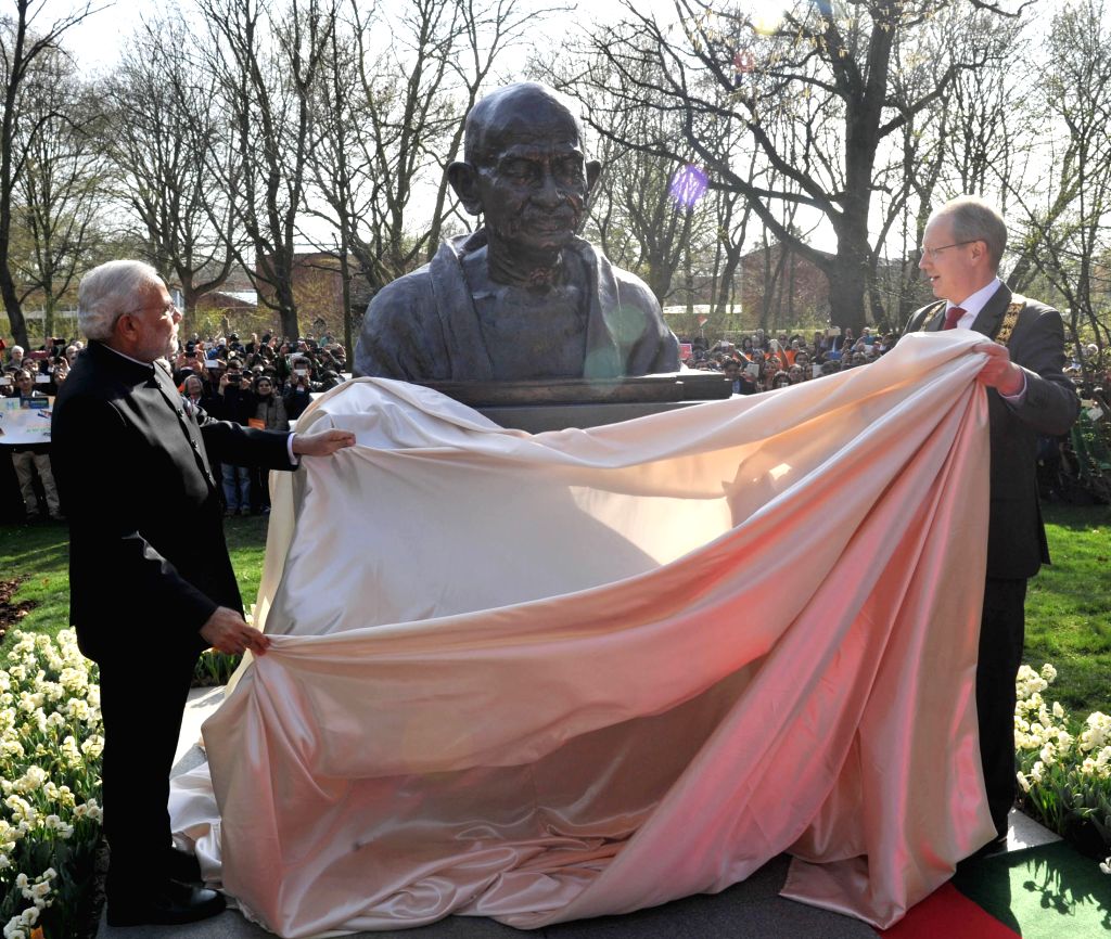 Hannover (Germany): Modi unveils bust of Mahatma Gandhi at Culemannstrasse