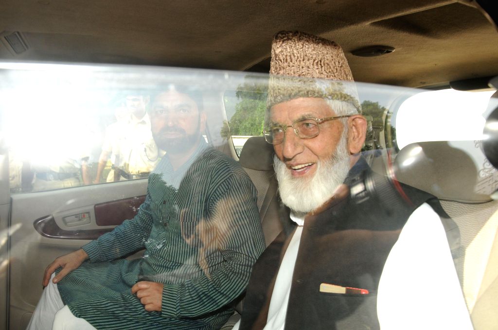 Hurriyat leader meets Pakistan envoy after talks called off
