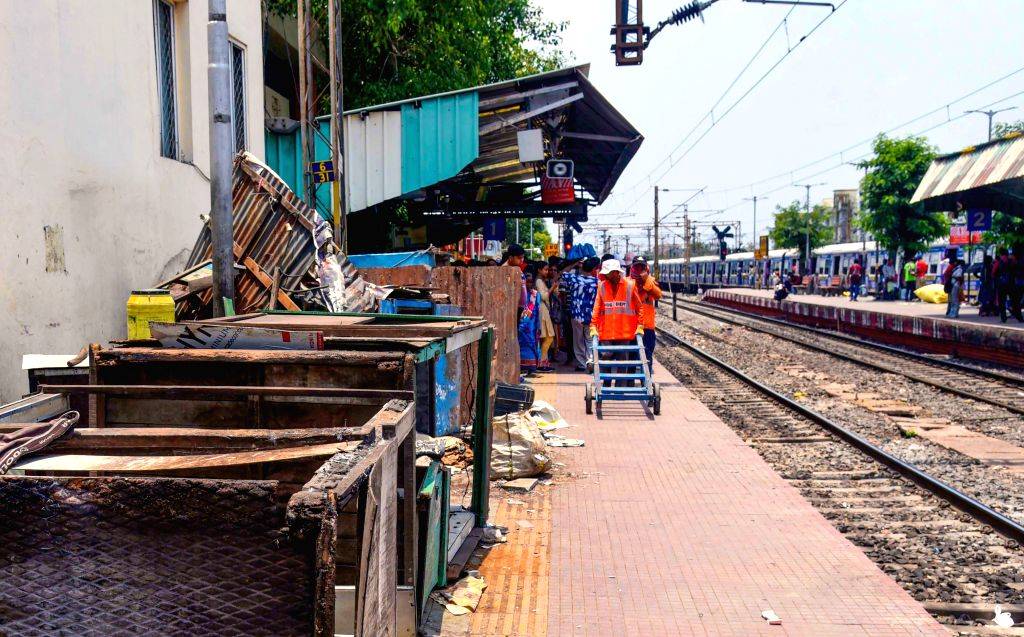 Hawker eviction drive in Dum Dum station area