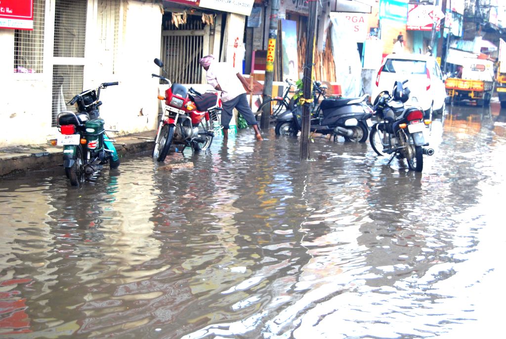 Heavy rains lash Hyderabad