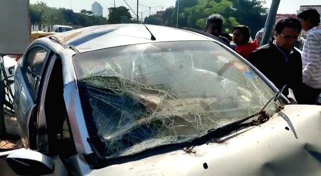 Free Photo : High speed car collided with a tree, 1 dead, police ...