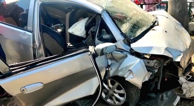 Free Photo : High speed car collided with a tree, 1 dead, police ...
