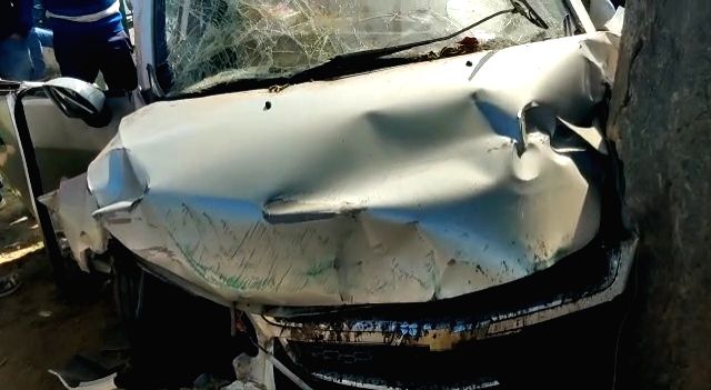 Free Photo : High speed car collided with a tree, 1 dead, police ...
