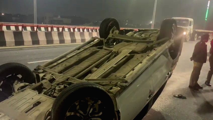 Free Photo : High speed car overturned, woman died, 5 injured.
