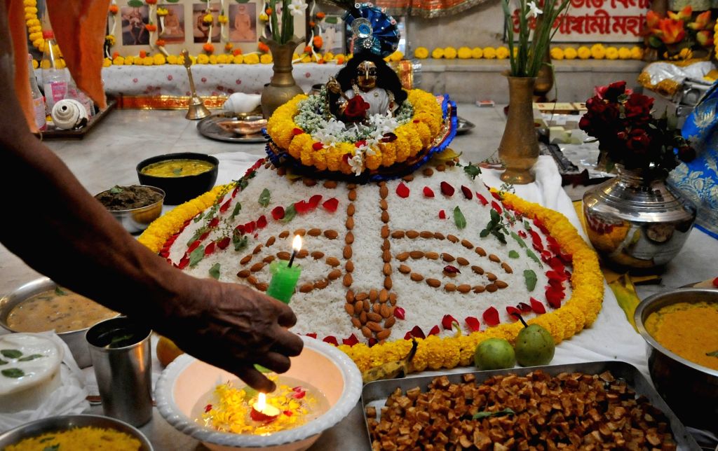 : Kolkata :Hindu devotees perform prayers with varieties of food to the ...