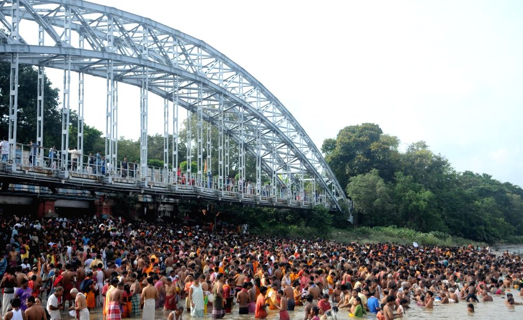 Hindu devotees perform 'Tarpan' rituals to offer water to their ...