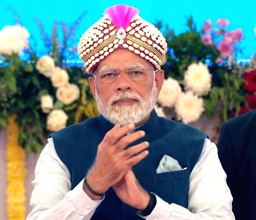 Security breach at Hubballi roadshow as youth attempts garlanding PM