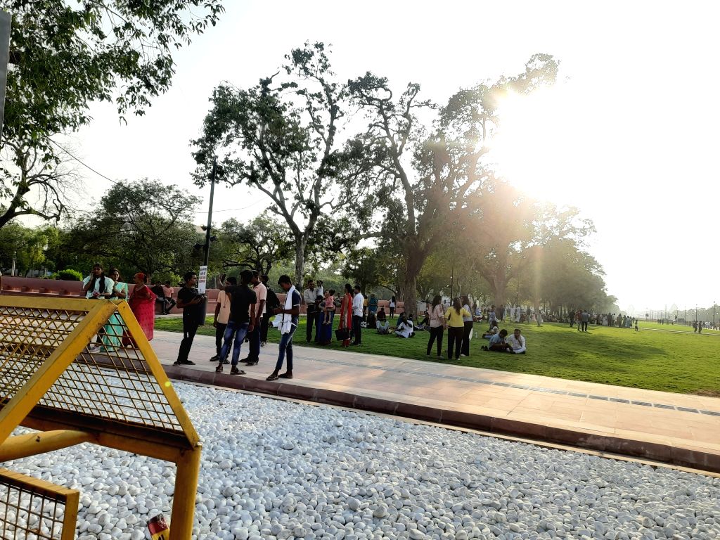 Free Photo : Hundreds of tourists reached the duty path on the occasion ...