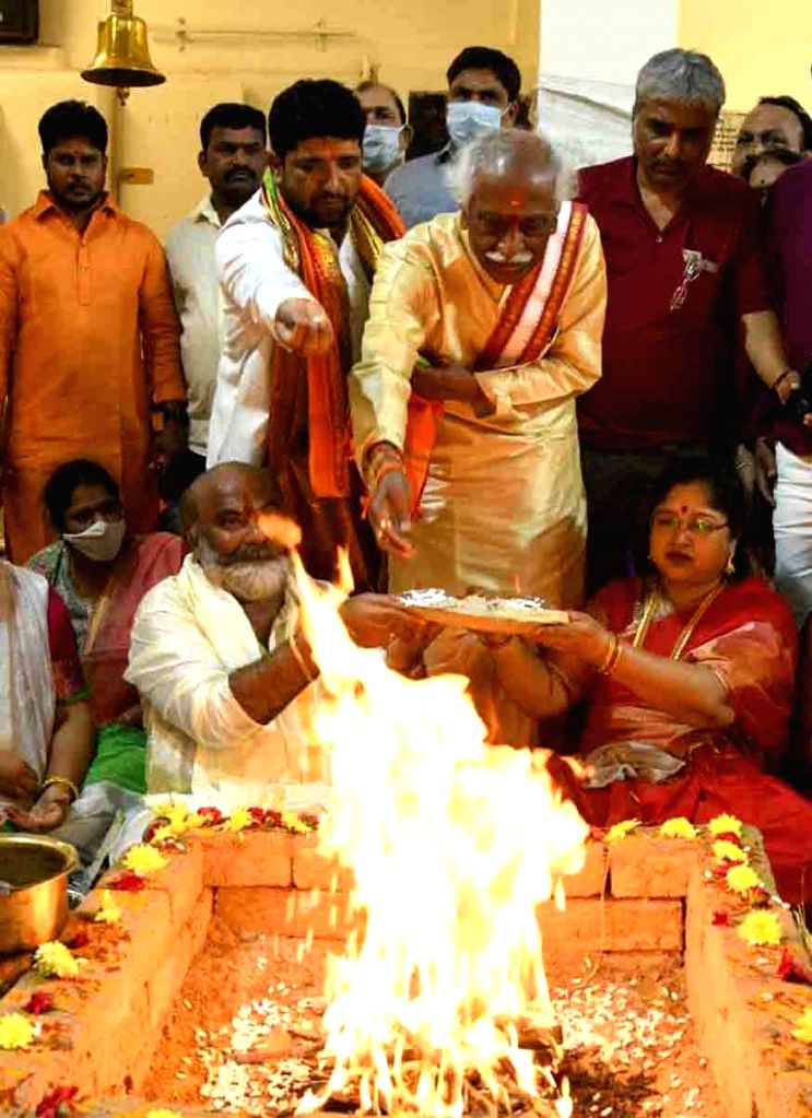 Haryana Governor Bandaru Dattatreya performs special prayers.