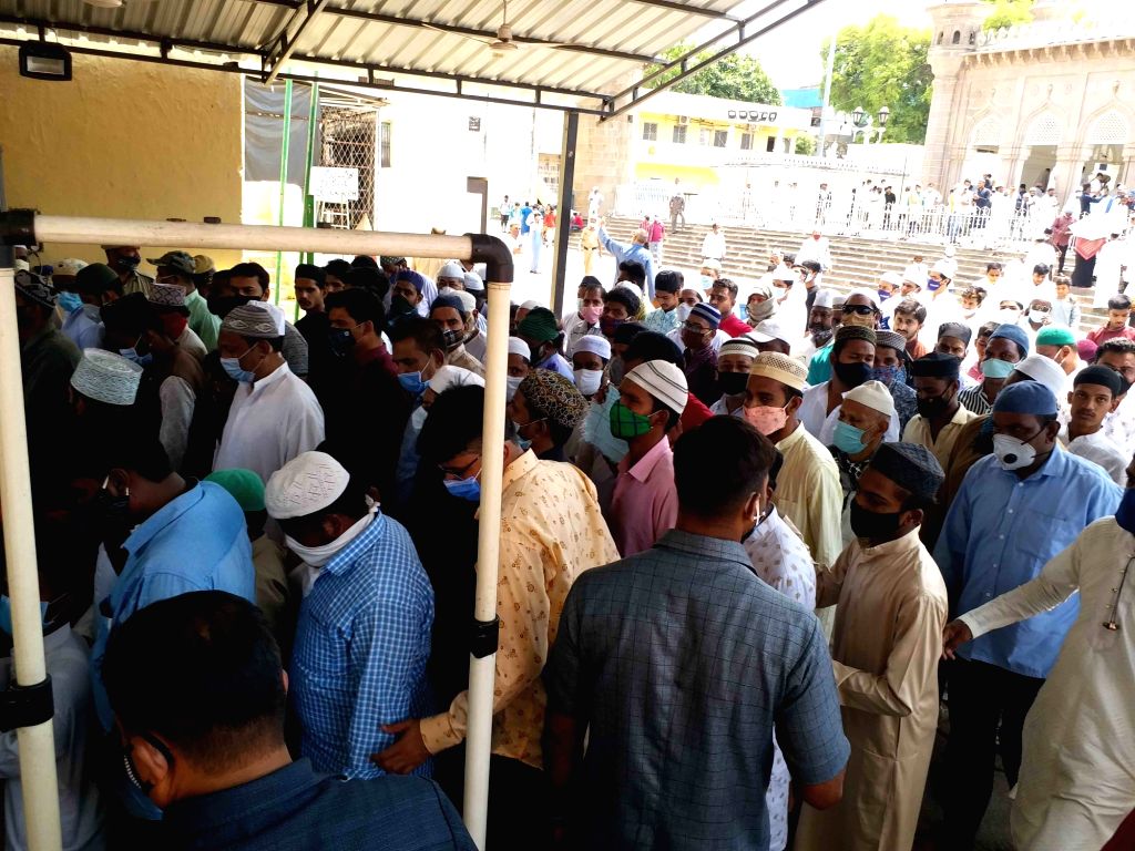 Hundreds of Muslims offering((Namaz e Jamat Ul Vida) last Friday of ...