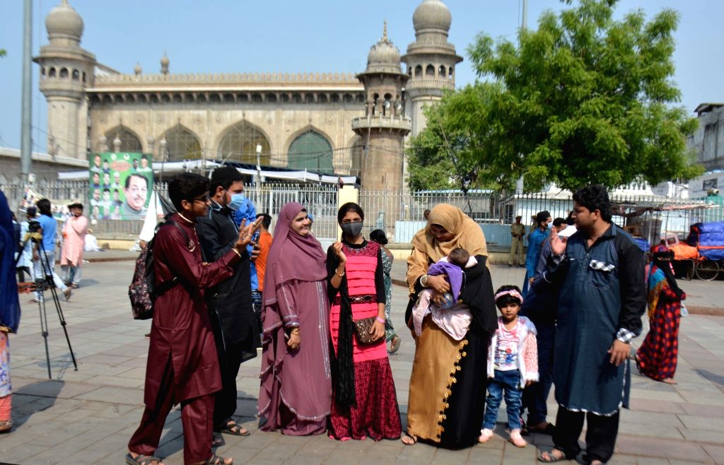 Hyderabad : Muslims exchange of greetings near Charminar macca masjed ...