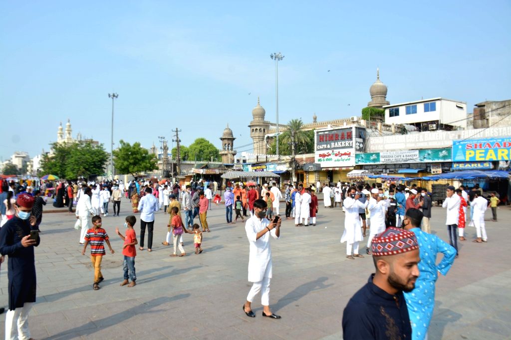 Hyderabad : Muslims exchange of greetings near Charminar macca masjed ...
