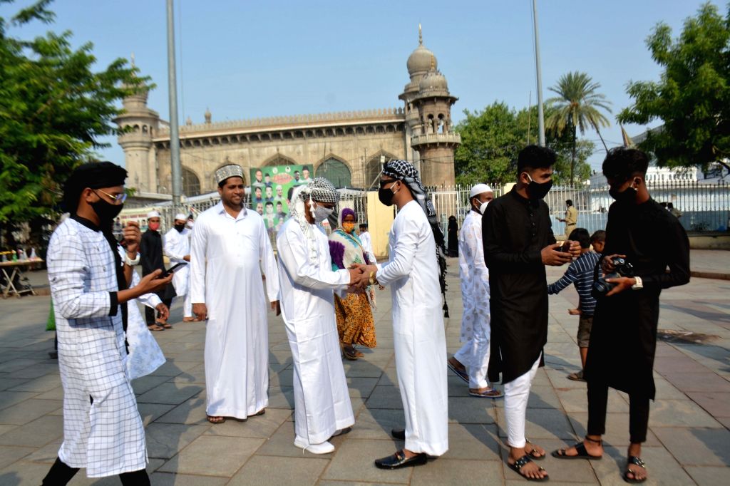 Hyderabad : Muslims exchange of greetings near Charminar macca masjed ...