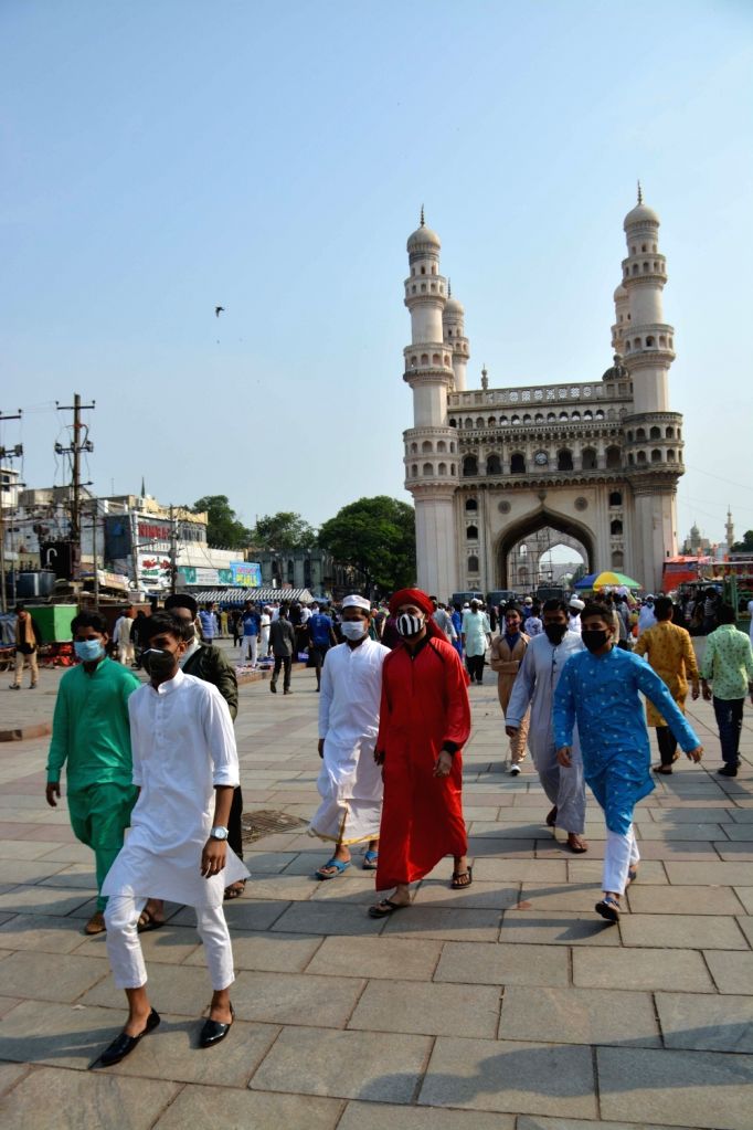 Hyderabad : Muslims exchange of greetings near Charminar macca masjed ...