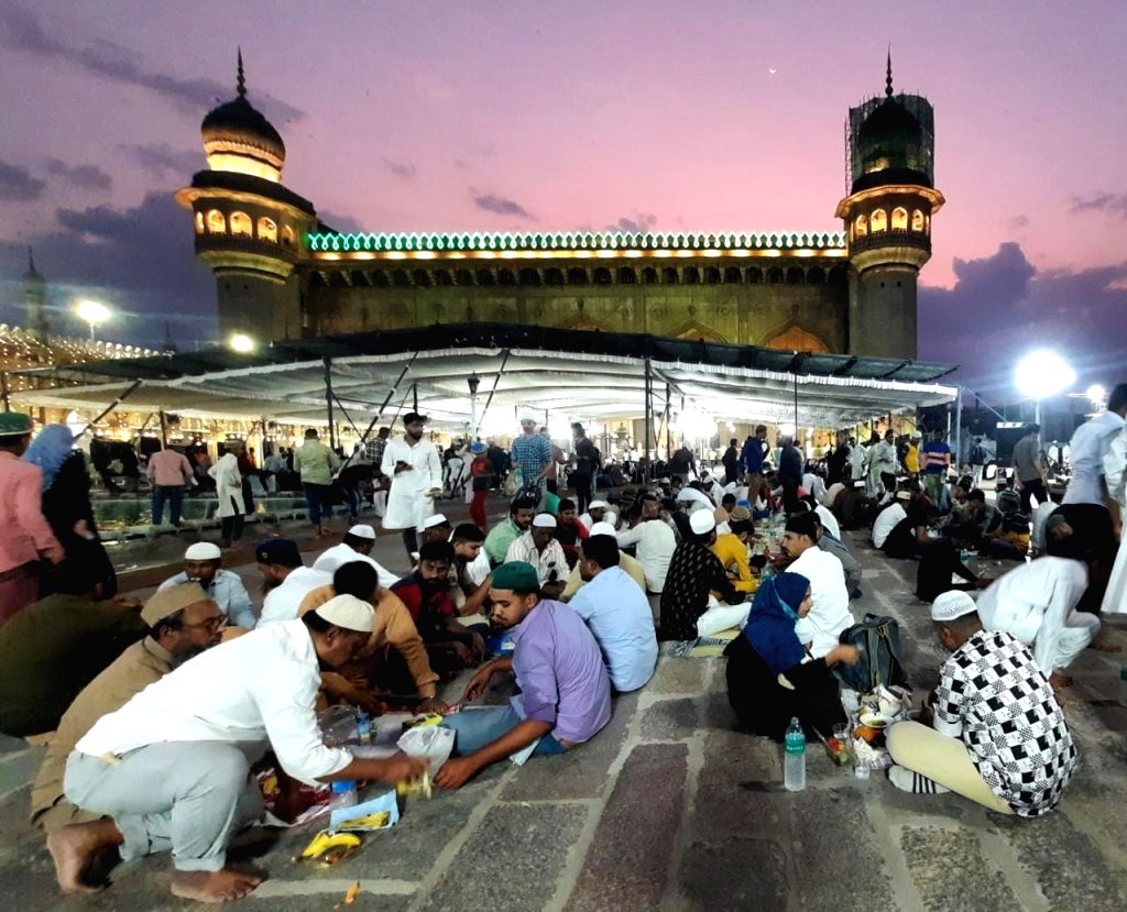 Hyderabad :People from Muslim Community break their fast during the ...
