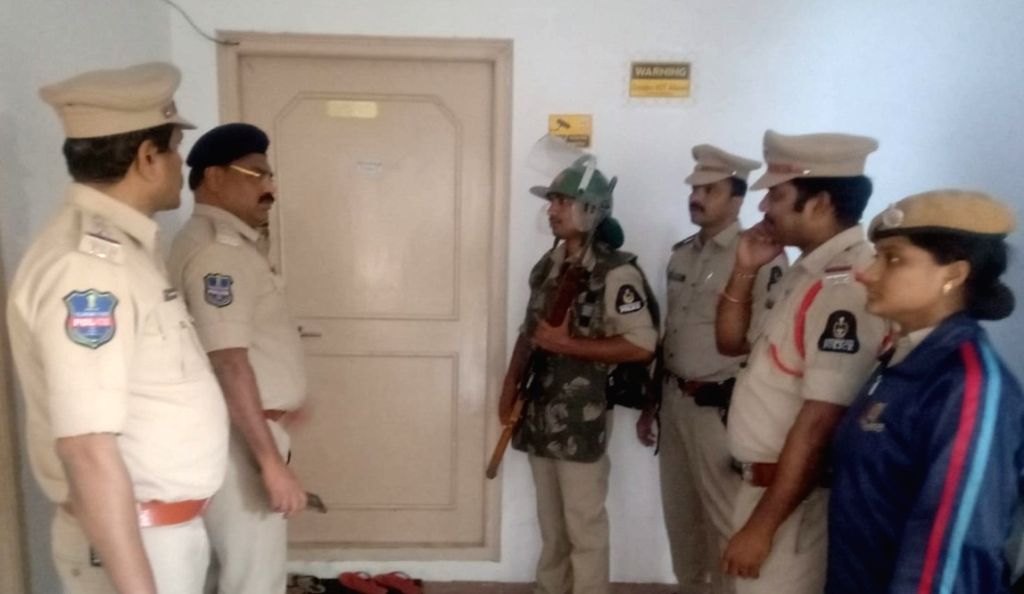Free photo : Hyderabad police cordon and search