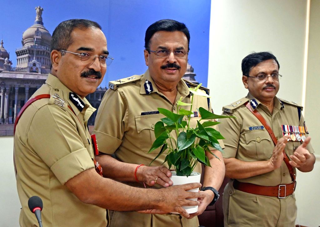IG and DG Alok Mohan being welcomed by Police Commissioner Pratap Reddy ...