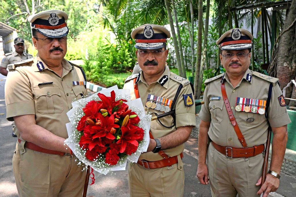 IG and DG Alok Mohan being welcomed by Police Commissioner Pratap Reddy ...