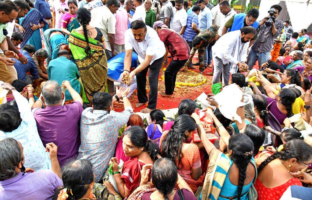 Inauguration of Kadlekai Parishe (Groundnut Festival) at Bull Temple ...