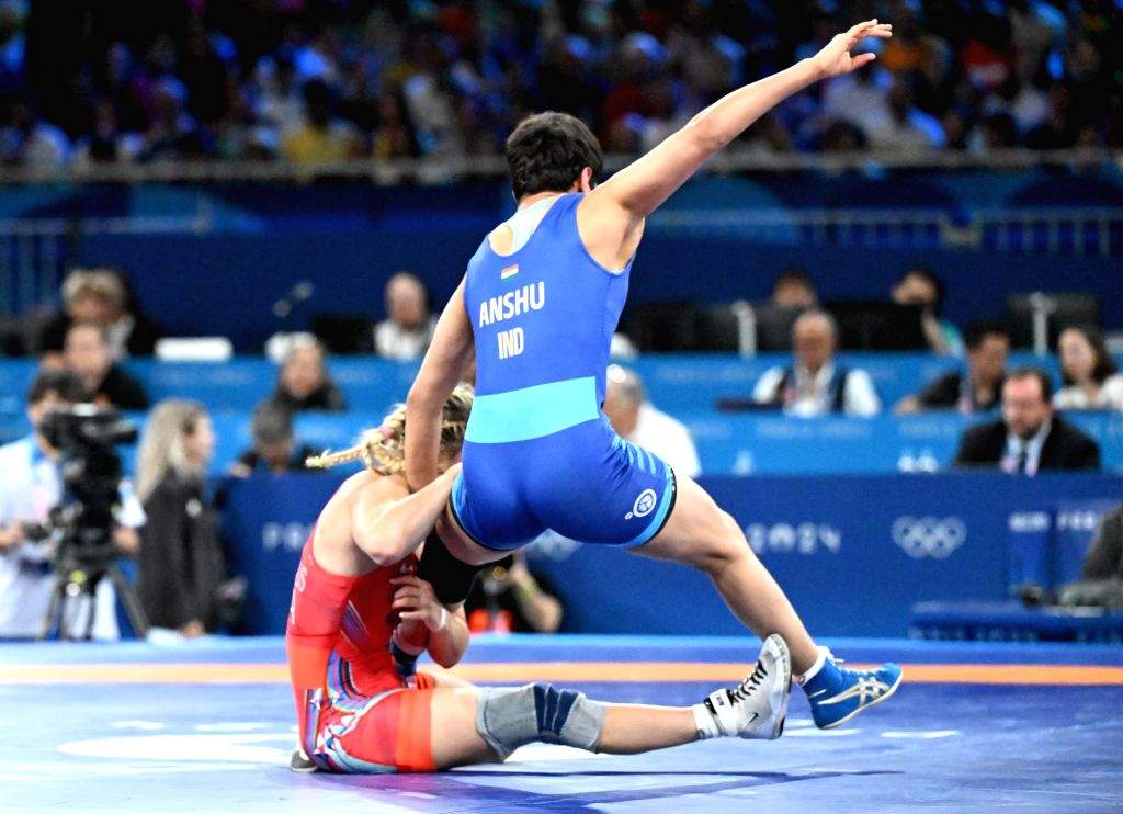 India's Anshu Malik and Helen Louise Maroulis, of the United State ...