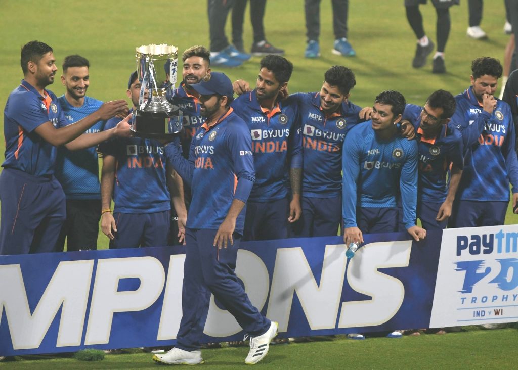:Kolkata:India's captain Rohit Sharma, right, holds the winners trophy ...
