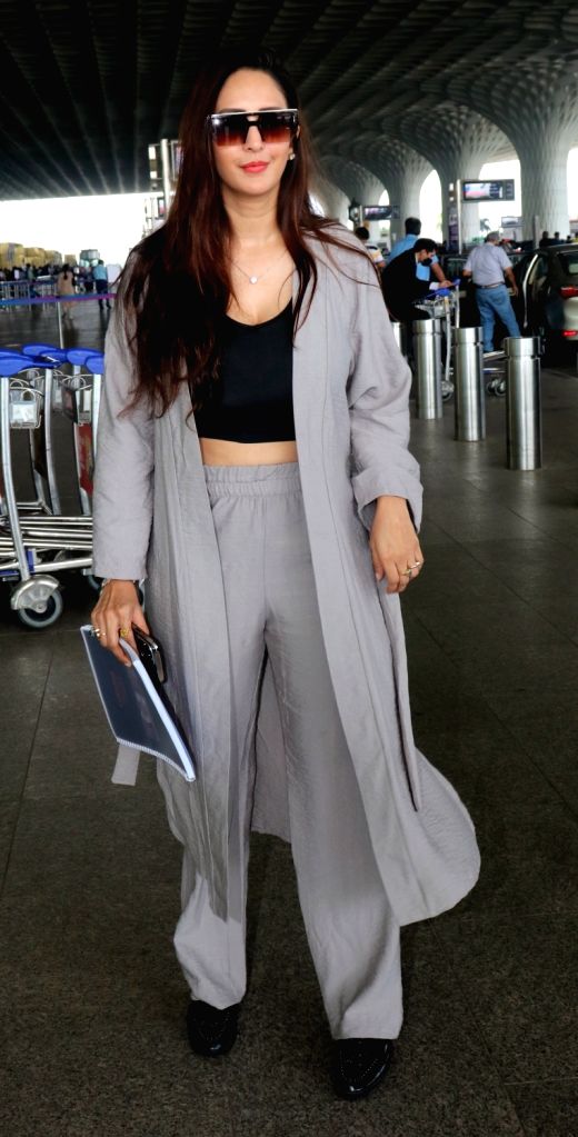: Mumbai:Indian actress Chahatt Khanna spotted at Airport,in Mumbai