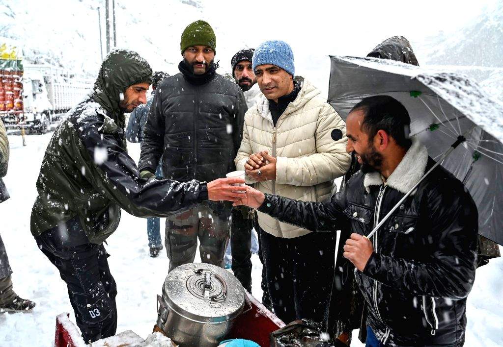 Indian Army Assists Stranded Civilians Amid Cold Wave