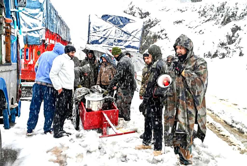 Indian Army Assists Stranded Civilians Amid Cold Wave