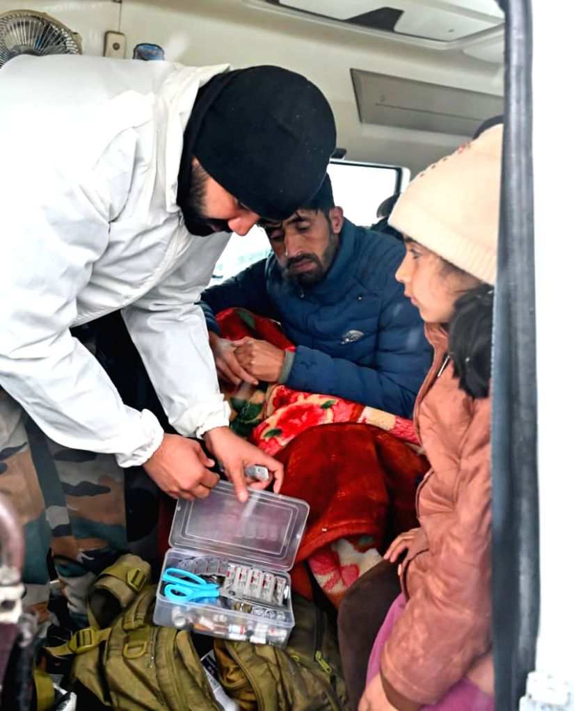 Indian Army Assists Stranded Civilians Amid Cold Wave