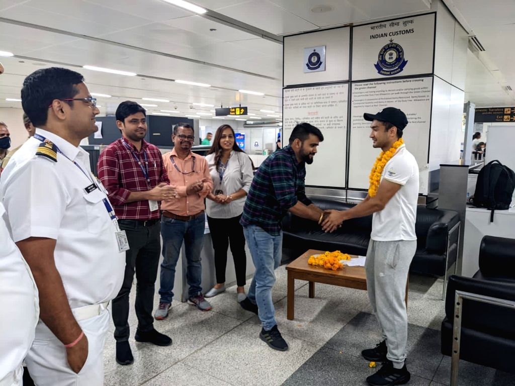 Free Photo:Indian Customs at DelhiAirport welcomed our #CWGIndia2022 ...