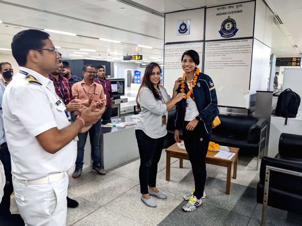Free Photo:Indian Customs at DelhiAirport welcomed our #CWGIndia2022 ...