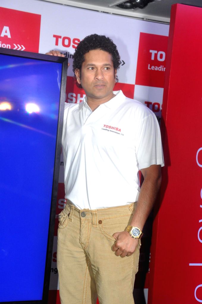 Sachin Tendulkar at the unveiling of his largest digital photo mosaic ...