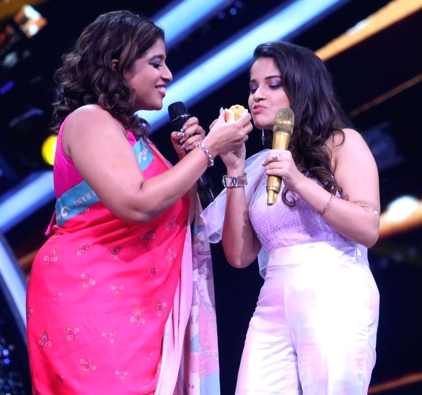 RJ Malishka surprises 'Indian Idol 13' contestant with her special vada ...