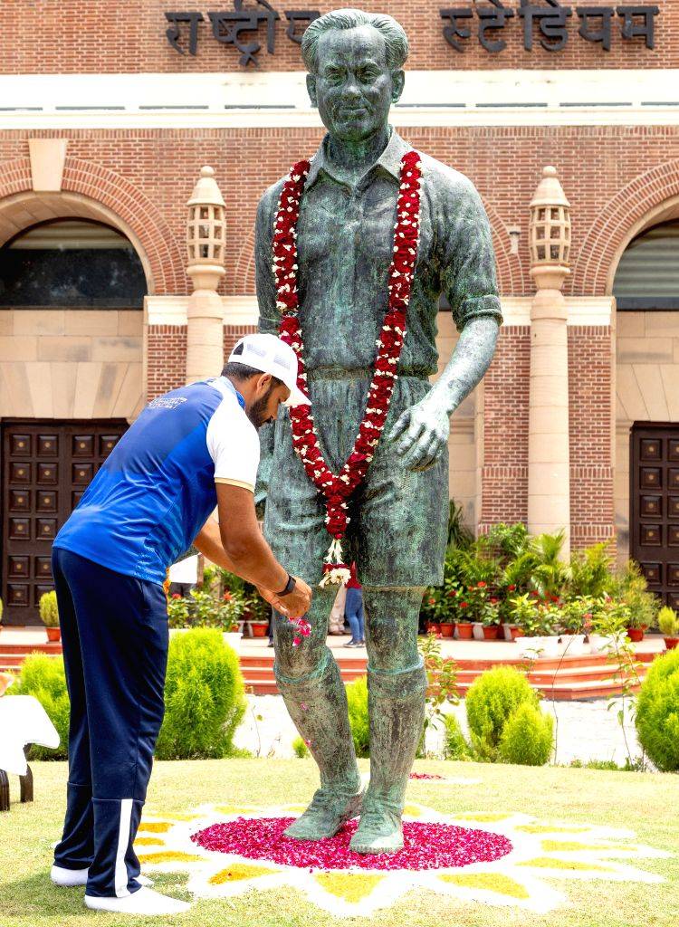 Indian Men's Hockey Team players pay tribute to legend Major Dhyan ...