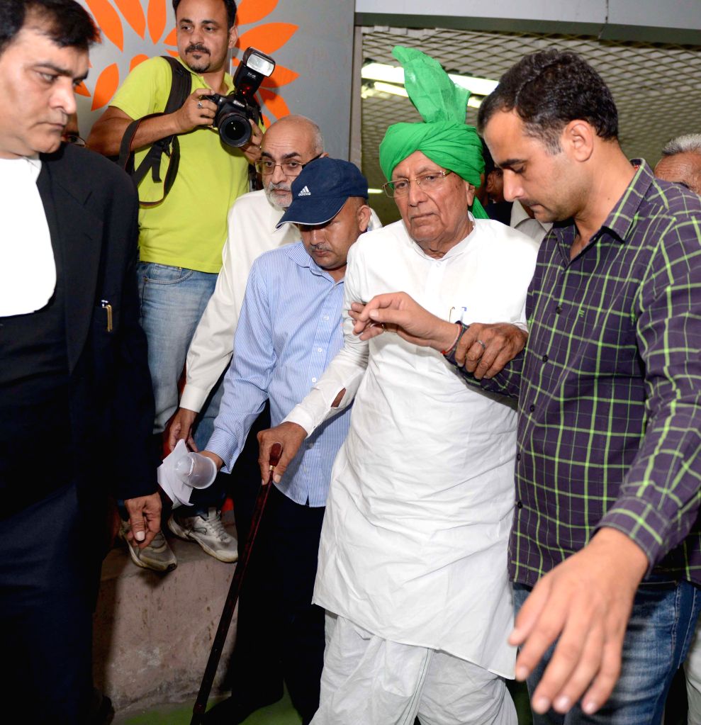 Delhi High Court asks Chautala to surrender