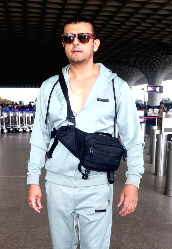 : Mumbai: Indian playback singer Sonu Nigam Spotted at airport