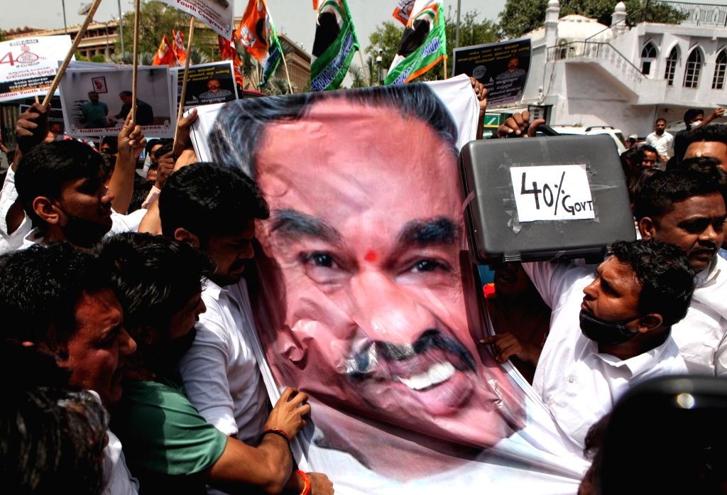 IYC members demonstrate against Karnataka BJP Minister Eshwarappa