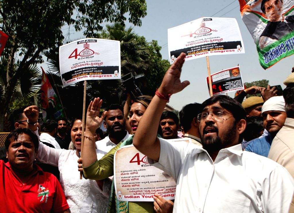 IYC members demonstrate against Karnataka BJP Minister Eshwarappa