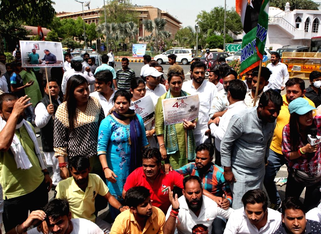 IYC members demonstrate against Karnataka BJP Minister Eshwarappa