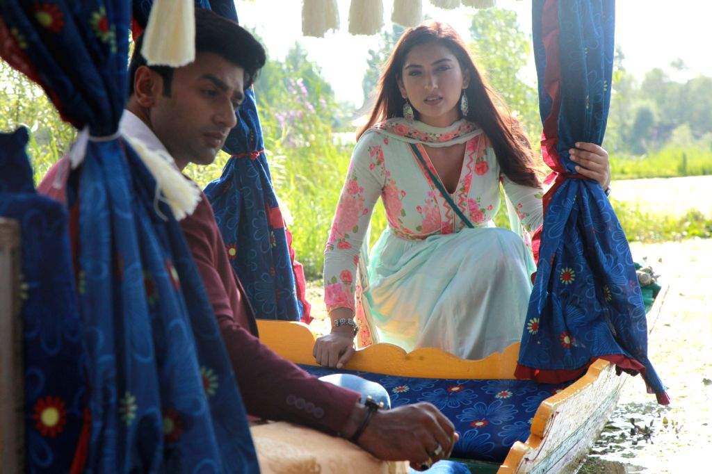 Isha Sharma, Nishant Malkani enjoy Shikara ride for 'Pashminna'